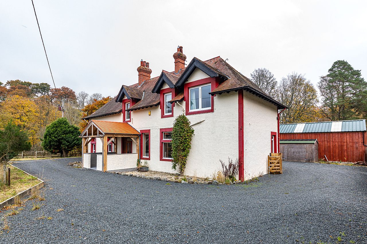 6 Bed Detached Villa in Ettrick Offers Over £695,000 | Pine Lodge ...