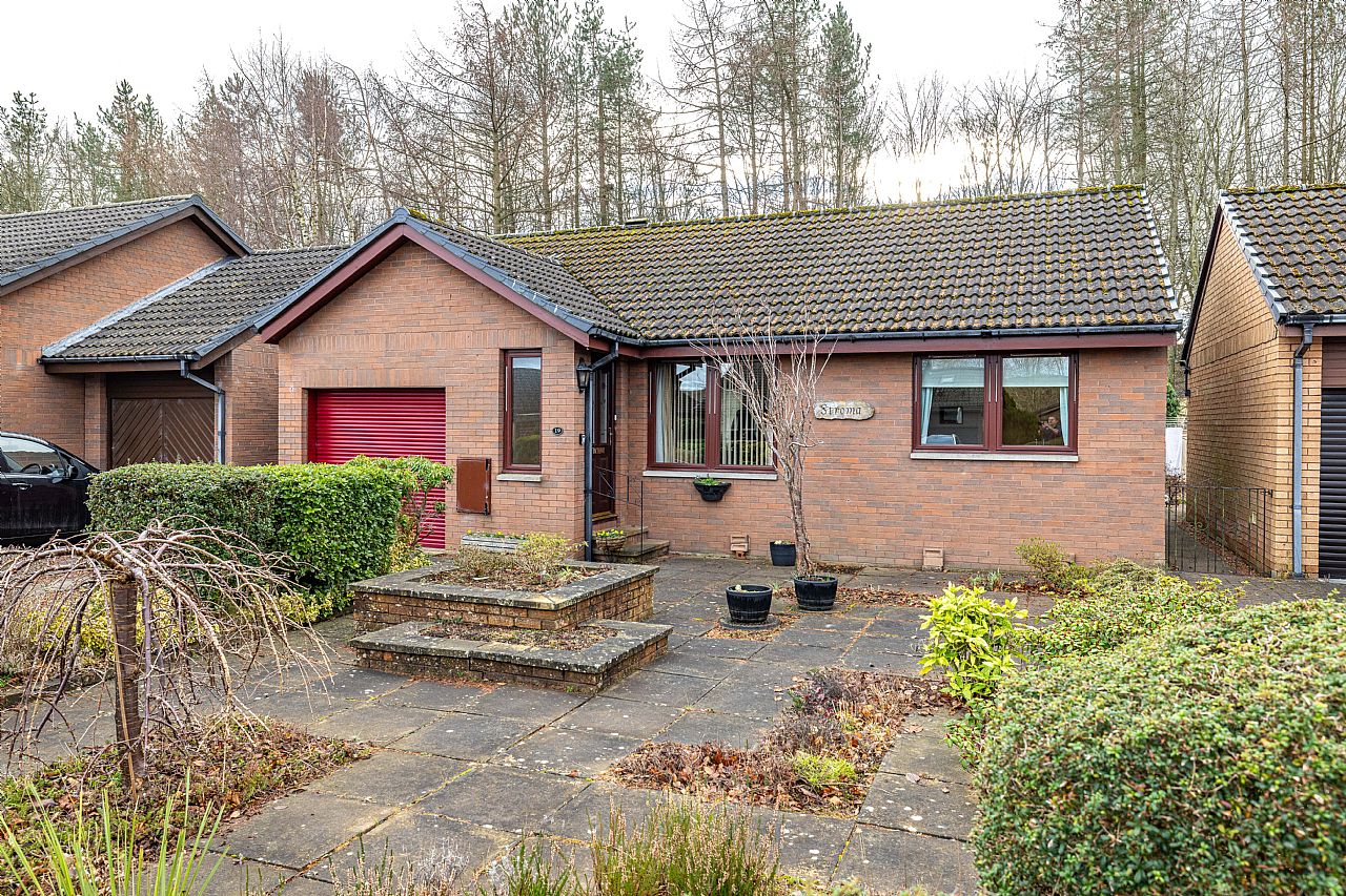 2 Bed Detached Bungalow in Guide Price £220,000 | Stroma, 19 Lady Moss ...