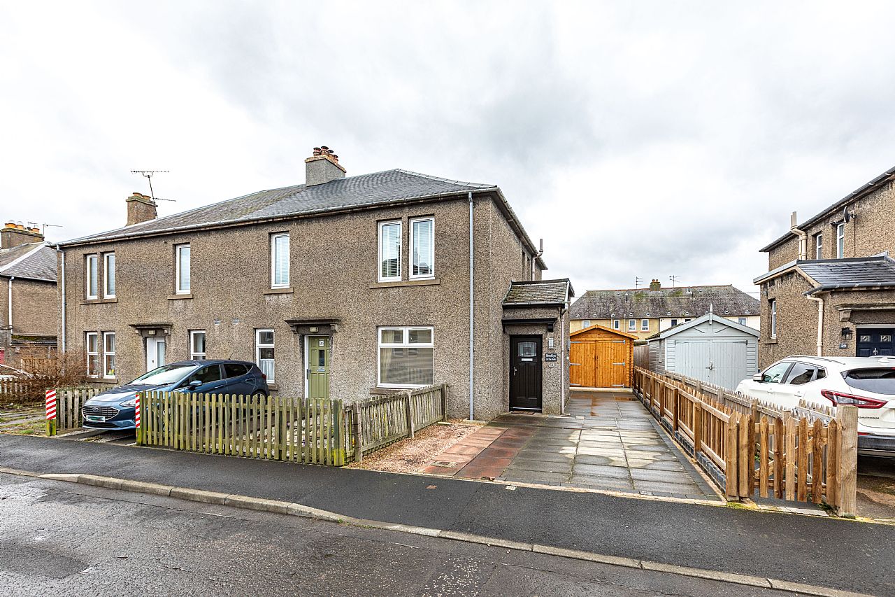 2 Bed First Floor Flat in Offers Over £175,000 | Brooklyn, 30 The Tofts ...